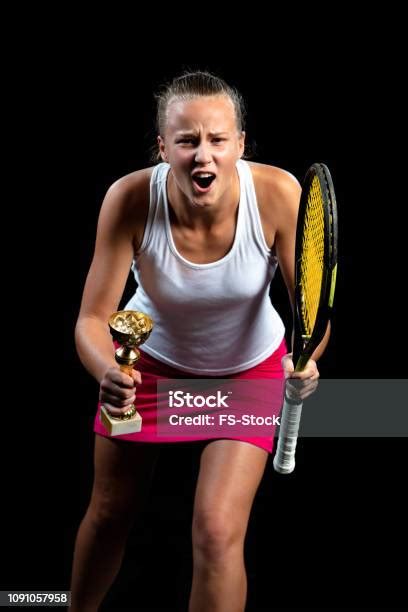 완벽 한 승리를 축 하 하는 라이트와 어두운 배경에 라켓 아름 다운 여자 테니스 선수 가냘픈에 대한 스톡 사진 및 기타 이미지 가냘픈 개성 개념 건강한 생활방식