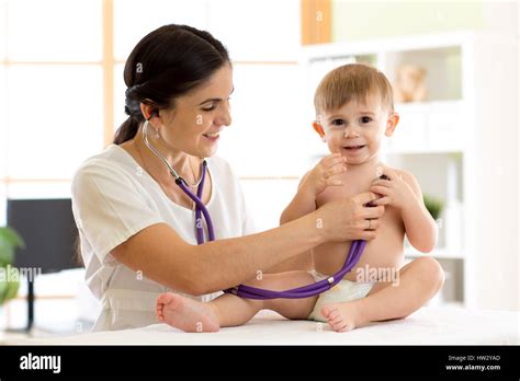 Examen Médical Enfant Banque De Photographies Et Dimages à Haute Résolution Alamy
