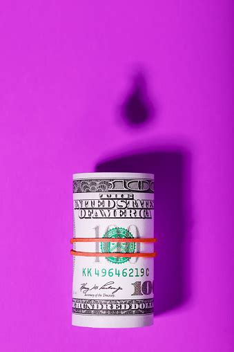 벤자민 프랭클린은 오일 배럴의 떨어지는 그림자와 분홍색 배경에 기름 한 방울바이러스 마스크와 달러 0명에 대한 스톡 사진 및 기타 이미지 Istock