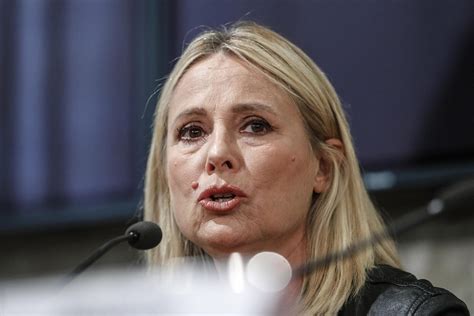 «chi Lha Visto Il Saluto Di Federica Sciarelli Preoccupa I Fan Ma
