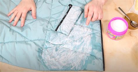 Жирные пятна исчезают без следа: курточку спасут два обычных средства ...