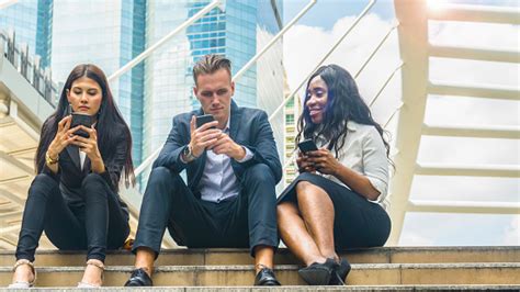 세 사람 다 국적 비즈니스 노동자 남자와 여자의 그룹 휴대 전화를 사용 하 고 그들은 시 공간을 배경으로 아침에 작업에 대해 이야기 하는 계단에 앉아 경영자에 대한 스톡