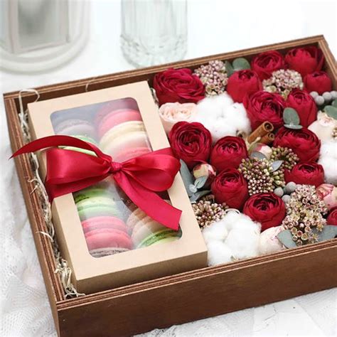 Ящик подарочный с цветами и макарунами Spicy Spirit フラワーボックス クラフトのアイデア バレンタイン
