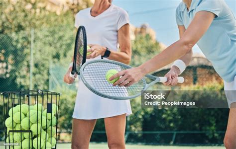 테니스 훈련 스포츠를 위해 야외 잔디에서 라켓과 공을 가진 여성 피트니스 동기 부여 및 도움이 있는 강사 또는 코치 운동 스포츠 레슨 및 운동 코트에서의 기술 교육 및 학습