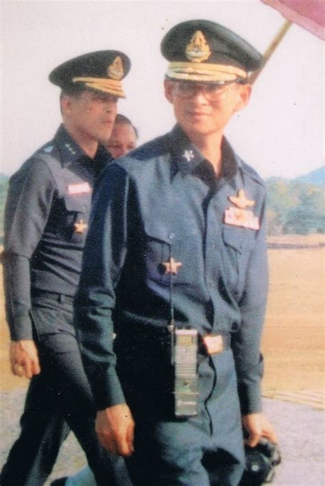 พระบาทสมเด็จพระเจ้าอยู่หัว ฉลองพระองค์เครื่องแบบกองทัพอากาศ ขอพระองค์ทรงพระเจริญ ราชวงศ์ ไทย