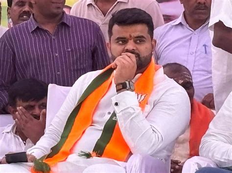 सेक्स स्कँडलमुळे या नेत्यांचेही करिअर झाले उद्ध्वस्त राजभवनात नकाे ते कृत्य अन् द्यावा लागला