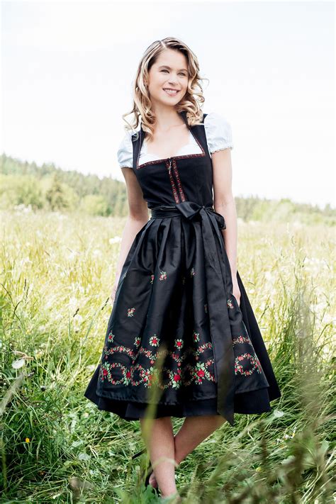 Schlichte Eleganz Bietet Das Schwarze Dirndl Ivy In Midi Länge Das