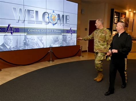 Commander Us Army Materiel Command Visits Ustranscom Article The