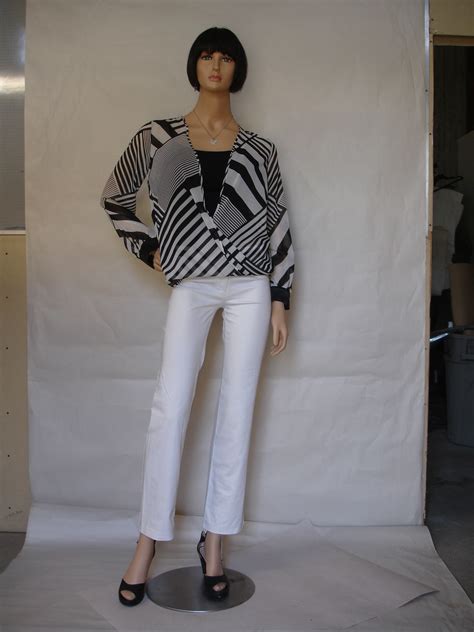 무료 이미지 화이트 모델 봄 유행 의류 겉옷 마네킹 드레스 신발류 블라우스 소매 사진 촬영 공식적인 마모 패션 디자인 섬유 디자인 패션쇼