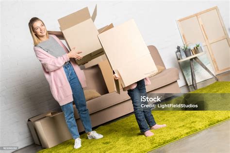 행복 한 어머니와 작은 딸 집 이동 하는 동안 골 판지 상자를 들고 가정 생활에 대한 스톡 사진 및 기타 이미지 가정 생활 귀여운 내부 Istock