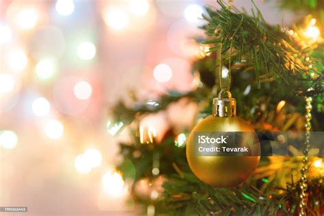 크리스마스 장식입니다 복사 공간 추상 보케 배경 위에 소나무 가지 크리스마스 트리 화환과 장식품에 금공을 매달려 0명에 대한 스톡 사진 및 기타 이미지 Istock