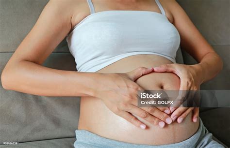 임신한 여자 피부에 스트레치 마크의 예방에 대 한 그녀의 배꼽에 크림을 적용 건강관리와 의술에 대한 스톡 사진 및 기타 이미지 건강관리와 의술 건강한 생활방식 기대