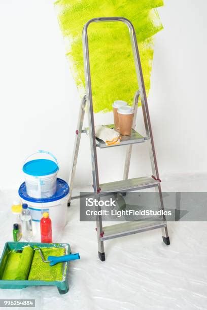 페인트 통 병 페인트 롤러와 롤러 트레이 보호 장갑과 사다리의 보기와 커피의 종이 컵을 닫습니다 0명에 대한 스톡 사진 및 기타 이미지 Istock