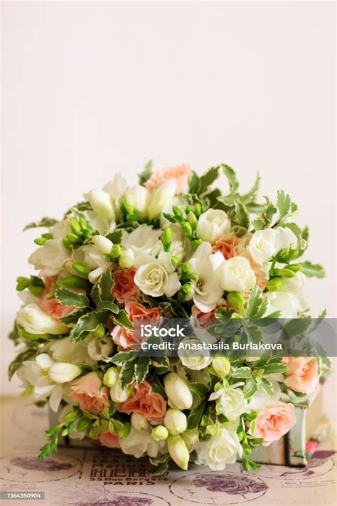 흰색 프리지아 꽃 분홍색 장미와 잎의 둥근 꽃다발과 밝은 베이지 색 배경에 예약 꽃 빈티지 스타일 상단 보기 수직 사진의 무리 0명에 대한 스톡 사진 및 기타 이미지