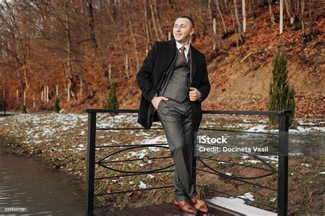 양복을 입고 넥타이를 맨 남자가 물이 내려다보이는 다리 위에 서 있습니다 25 29세에 대한 스톡 사진 및 기타 이미지 25 29세 거리 경영자 Istock