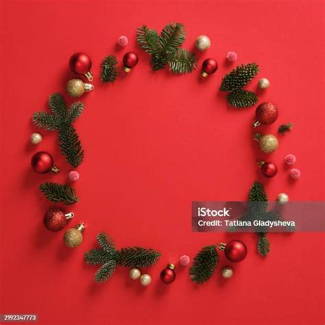전나무 가지 솔방울 빨간 열매 빨간색과 금색 싸구려의 둥근 프레임 통렬한 배경에 텍스트를 위한 공간 0명에 대한 스톡 사진 및 기타 이미지 Istock