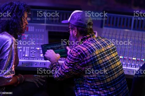 녹음 스튜디오에서 디지털 태블릿을 사용하는 가수와 작곡가 녹음실에 대한 스톡 사진 및 기타 이미지 녹음실 보기 정적 활동 음악 Istock