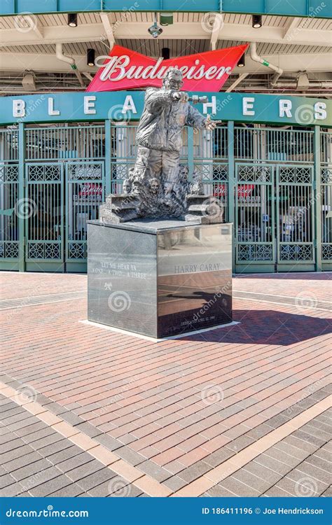 Harry Caray Statue At Wrigley Field Editorial Photo Image Of Entrance