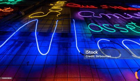 네온 불빛과 다양한 색상의 파란색 Led와 빨간색과 완전히 검은 색 배경으로 만든 조명 문자와 단어 재즈 포스터 미학 와이어와