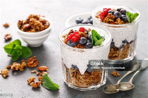블루베리와 레드 커런트 파르페 치아 요구르트 홈메이드 귀리 그래놀라 신선한 베리를 곁들인 아침 식사 0명에 대한 스톡 사진 및 기타 이미지 Istock