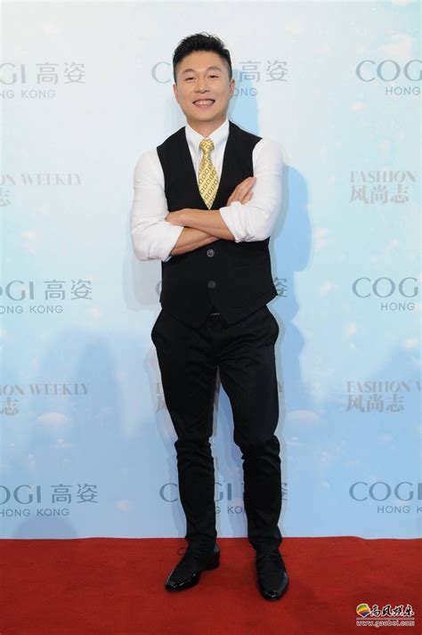 网友在香港偶遇李小鹏一家：他们一家四口其乐融融，相当幸福 新闻资讯 高贝娱乐