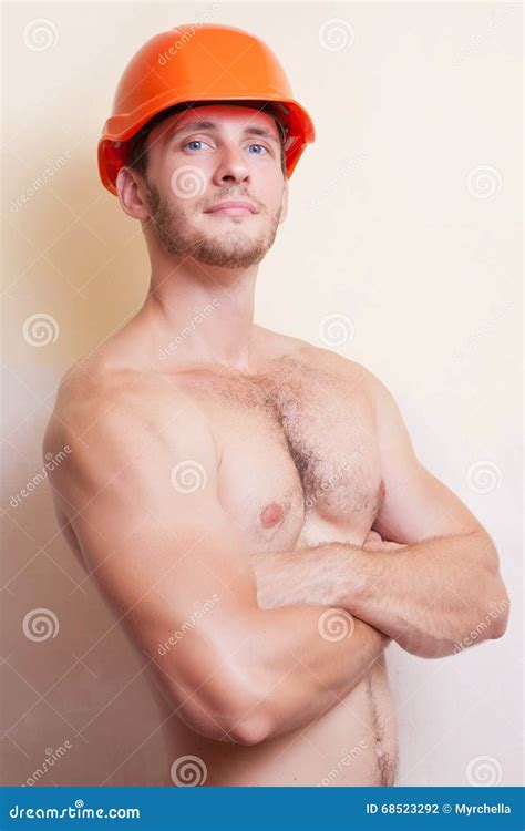 Привлекательный молодой человек в шлеме Стоковое Фото изображение насчитывающей обслуживание