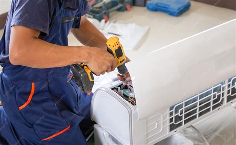 Hombre Técnico Instalando Un Aire Acondicionado En La Casa De Un