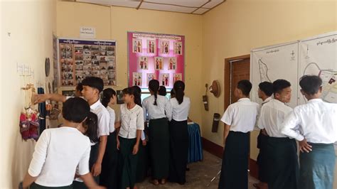 ရှမ်းရွာသစ်မြို့ ပြည်သူ့စာကြည့်တိုက်ရှိ Mini Museum ပြတိုက်ငယ်သို့ ကျောင်းသား သူများ လာရောက