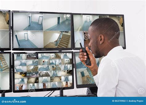 Operador De Sexo Masculino Que Habla En El Walkietalkie Foto De Archivo Imagen De Vigilancia