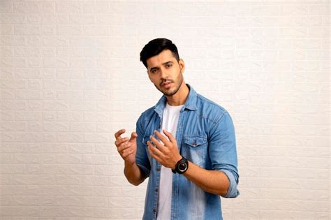 Un Chico Guapo Y Caliente Haciendo Una Expresi N Seria Mientras Posa Frente A La C Mara Foto