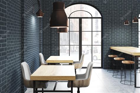 콘크리트 바닥 나무 테이블과 의자가 있는 검은색 벽돌 카페 인테리어 창문처럼 아치형 측면 보기입니다 3d 렌더링 모의 프리미엄 사진