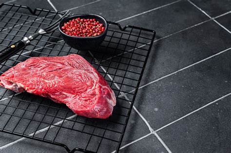 향신료로 굽기위한 생 쇠고기 고기 조각 검은 배경입니다 평면도 복사 공간 0명에 대한 스톡 사진 및 기타 이미지 0명