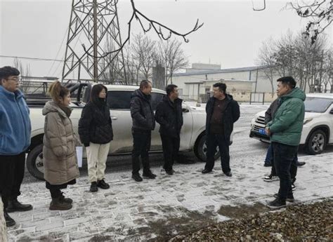 内蒙古阿拉善高新技术产业开发区管理委员会 图片新闻 【两区动态】阿拉善盟乌兰布和生态沙产业示范区国土资源局零距离服务企业 现场办公解难题