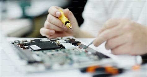 알아볼 수 없는 남자가 스크루드라이버와 작업장의 테이블에 있는 다른 도구를 사용하여 회로 기판을 조립하는 근접 촬영 사진 Unsplash의 컴퓨터 키보드 이미지