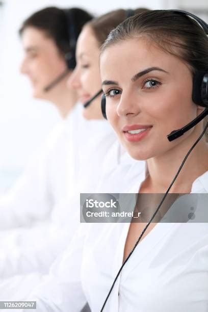 직장에서 센터 운영자를 호출 합니다 헤드셋에서 아름 다운 비즈니스 여자에 초점 3 명에 대한 스톡 사진 및 기타 이미지 3 명 It 지원 고객 Istock
