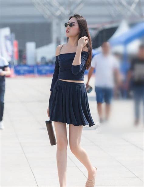 街拍2020年炎炎夏日下重庆街头高颜值长腿美女照片集锦