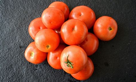 검은색 배경의 빨간색 둥글고 찢어지고 육즙이 많고 톡 쏘는 토마토 농장 신선한 야채 음식 과일 건강한 라이프 스타일 인도 0명에 대한 스톡 사진 및 기타 이미지 Istock