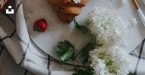 흰색 세라믹 접시에 얇게 썬 딸기와 녹색 잎이 있는 빵 사진 Unsplash의 무료 음식 이미지