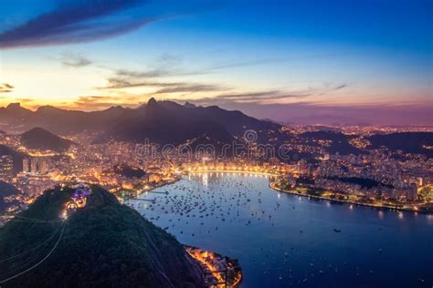 Opinión Hermosa De La Noche Rio De Janeiro Foto de archivo Imagen de