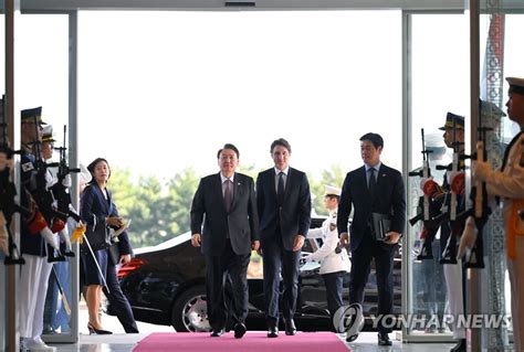 캐나다 총리와 대통령실 들어서는 윤석열 대통령 연합뉴스