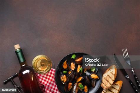 와인 병 와인 글래스 코르크 나사 수건과 녹슨 배경에 포크와 칼이있는 검은 접시에 해산물 홍합과 바질 잎 끓는 물에 삶기에 대한 스톡 사진 및 기타 이미지 Istock