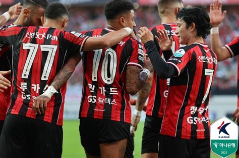 기성용이 지켜본 ‘기성용 더비 야유에도 승자는 서울…‘오베르단 퇴장 포항 4 1로 제압하고 6위 도약[현장리뷰]