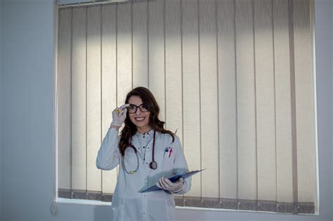 사무실 책상에서 일하고 카메라 사무실 내부에서 미소 짓는 여성 의사 건강 진단에 대한 스톡 사진 및 기타 이미지 건강 진단 건강관리와 의술 구급대원 Istock