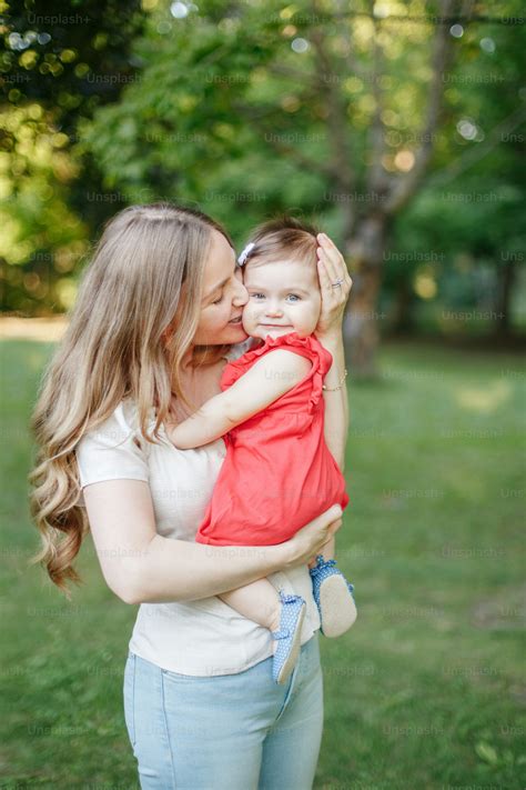 어머니의 날 휴일 젊은 백인 어머니와 소녀 유아 딸이 공원에서 껴안고 있다 여름날 야외에서 아이 아기를 껴안고 있는 엄마 행복 한 정통 가족 어린 시절 생활 방식