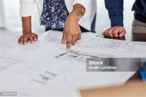 엔지니어 및 건축가와의 건설 건축 및 팀워크 개발 청사진 계획 팀 워크 하우스 프로젝트 전략을 계획하는 건축 및 엔지니어링