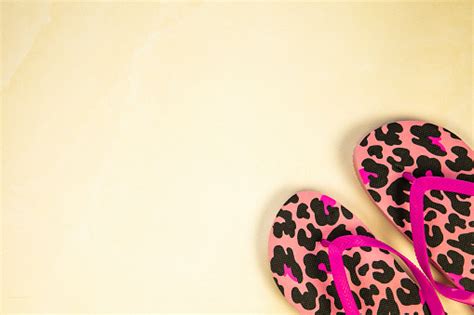 여름 개념입니다 노란색과 모래 색 배경에 해변과 플립 플롭 플랫 레이 최소한의 스타일 공간을 복사합니다 평면도 0명에 대한 스톡 사진 및 기타 이미지 Istock