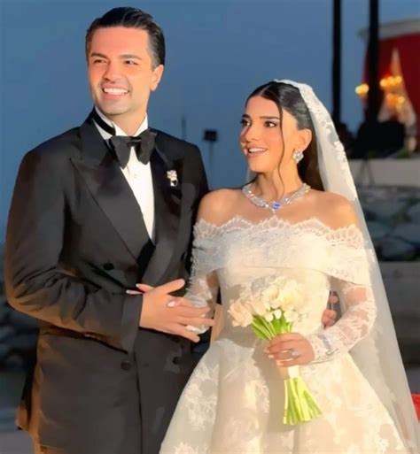 فستان زفاف نارين بيوتي من الدانتيل من ايلي صعب ومجوهرات ماسية لافتة