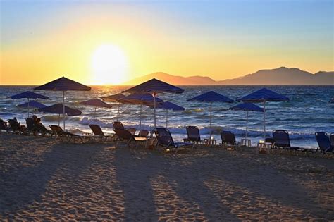 바다 의 일몰 에 해변에 일광욕 침대와 우산 휴가 여름 휴가 및 여행을위한 아름다운 개념 0명에 대한 스톡 사진 및 기타 이미지 Istock