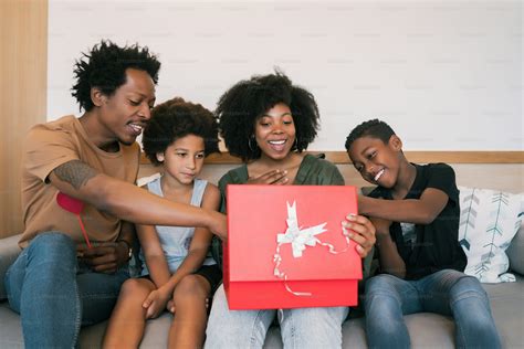 아버지와 아이들의 초상화는 어머니의 날에 어머니를 축하하고 집에서 선물을줍니다 어머니의 날 축 하 개념입니다 사진 Unsplash의 앉아 이미지