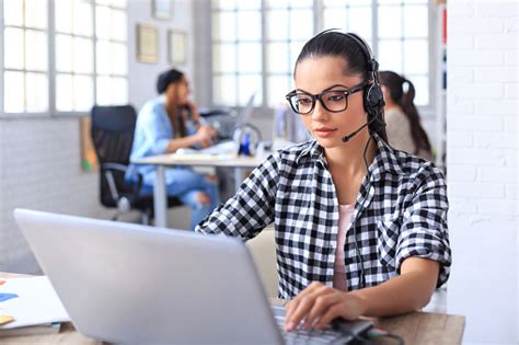 현대 사무실에서 일하는 헤드셋과 안경을 가진 아시아 여성 노트북에 대한 스톡 사진 및 기타 이미지 노트북 콜 센터 It 지원 Istock